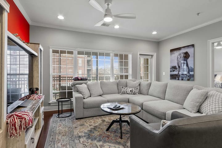 Jj's Happy Houndstooth | Walk To Campus & Gameday - Tuscaloosa, AL