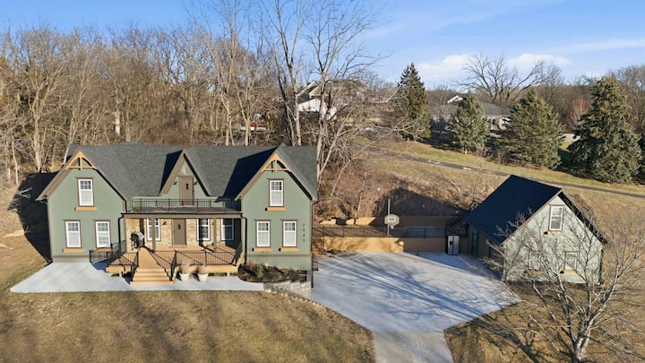 Spacious 5br Retreat W/ Game Room, Huge Drive & Pr - Ankeny, IA