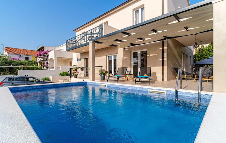 Luxurious Home In Milna - Sutivan