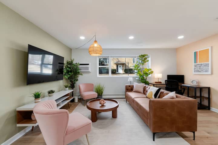 1 Bedroom With Free Parking, Workdesk, King Bed - Elmhurst, IL