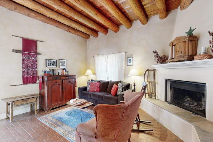 Adobe Condo With Fireplace, Rooftop Deck & Garden - Santa Fe, NM