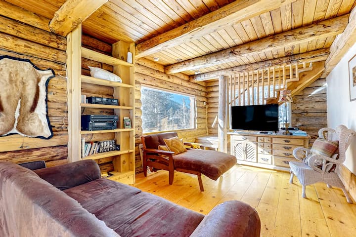 Serene & Sunlit Dog-friendly Cabin With Hot Tub, F - Taos Ski Valley, NM