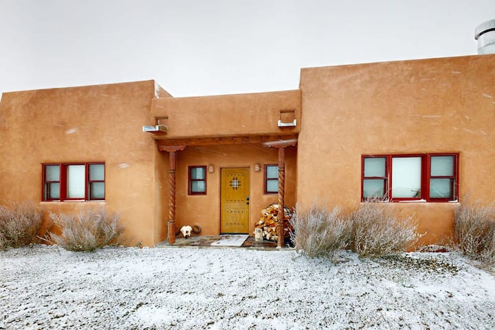 Southwestern Home With Hot Tub, Mountain Views, & - Taos, NM