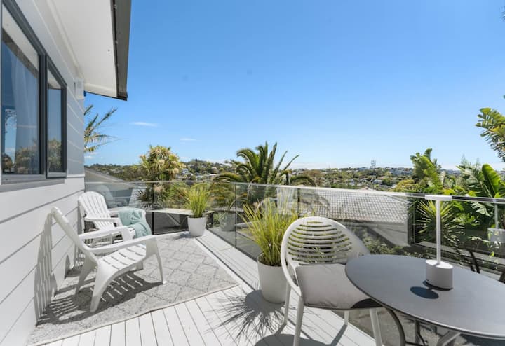Stylish Coastal Home, Panoramic Views & Balcony - Auckland