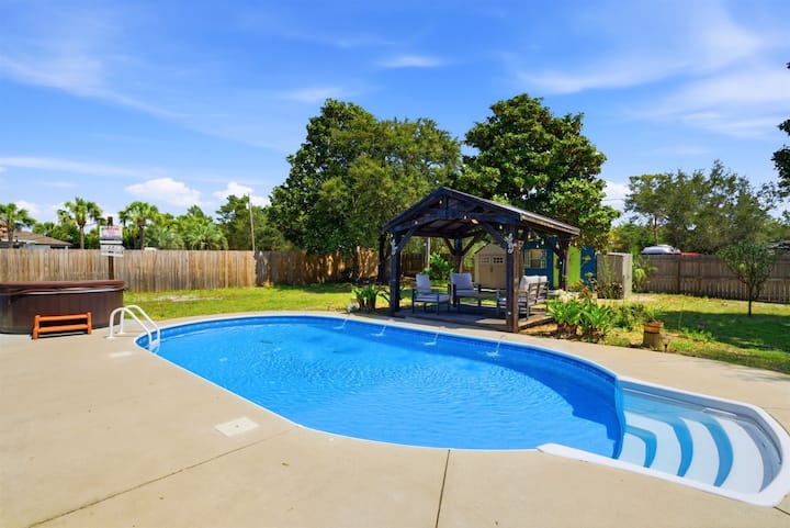 Large Pool Home 7 Miles To The Beach! - Navarre, FL
