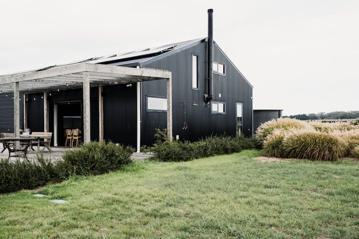 Lake Connewarre Farm Stay | Sleeps 10 + Fireplace! - Geelong