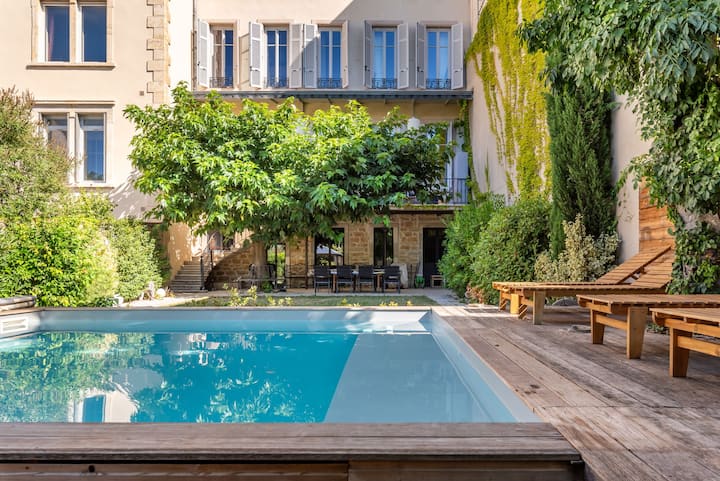 Découverte Une Villa Avec Piscine Qui Révèle - Lyon