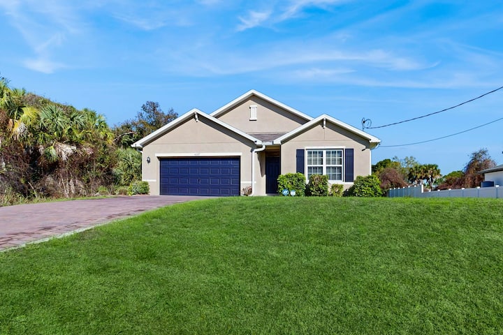 Private Coastal Home: Full Kitchen & Quiet Yard - North Port, FL