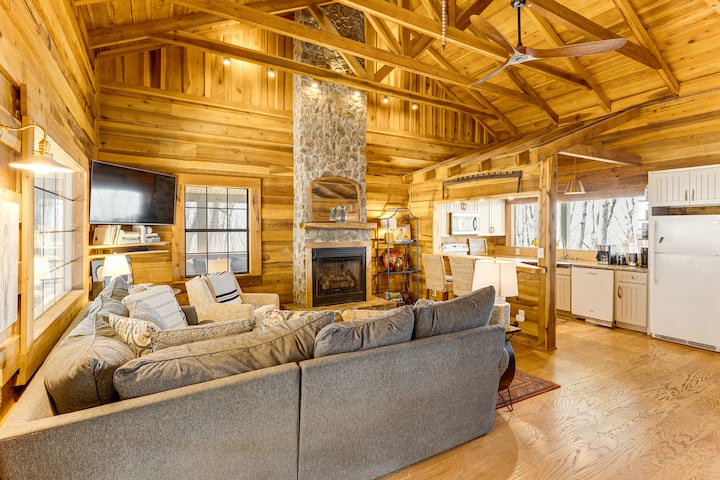 Deck, Sauna & Mtn View! Fort Payne Cabin - Alabama