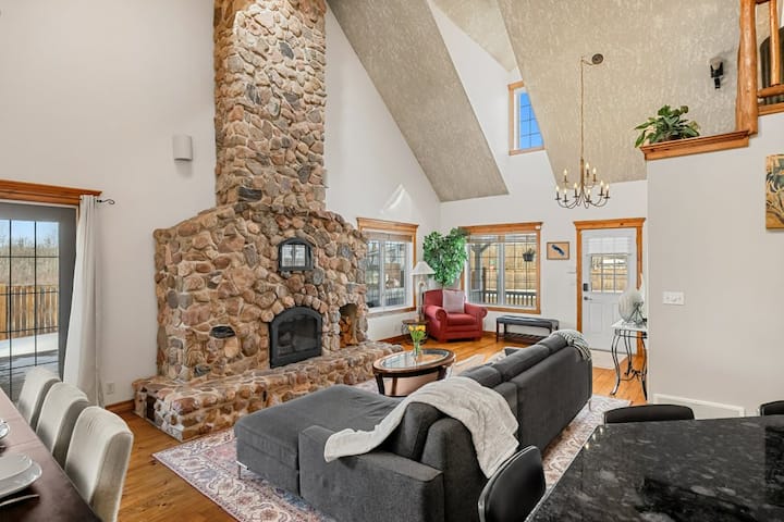 Fern + Pine | 4br Retreat By Lake W/ Deck + Games! - Sylvan Lake, AB