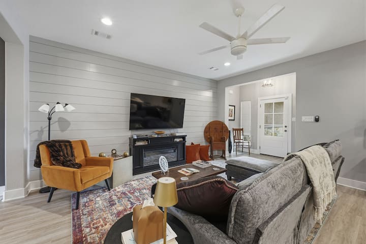 Central Townhome Near Veterans Park | Pool Access - College Station, TX