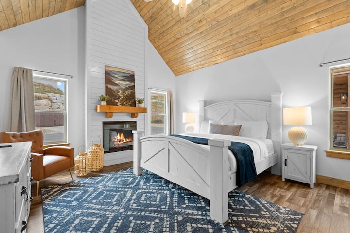 Hot Tub! Vaulted Ceilings! Fire Pit! - Branson, MO