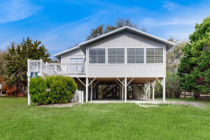 Beach Home With Huge Lawn, Open Deck, Covered Pati - Edisto Beach