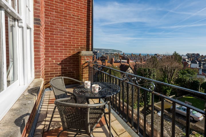 Bright 3‑bed Apartment With Balcony & Bay Views - Swanage