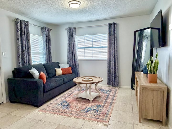 King Suite W/ Full Kitchen • Near Airport & Dtwn - Tampa