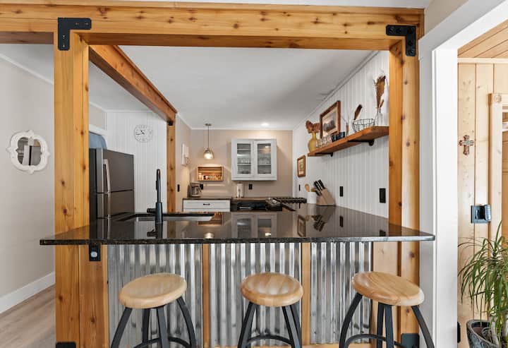 Snug Harbor Inn | Near Lake Mi - Muskegon, MI