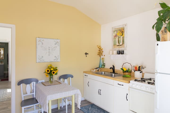 Snug Harbor Inn | Honeybee Suite | Near Lake Michi - Muskegon, MI