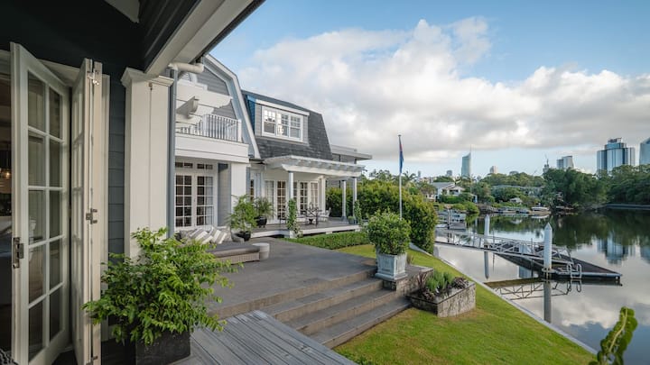 Mouette Salee - Surfers Paradise