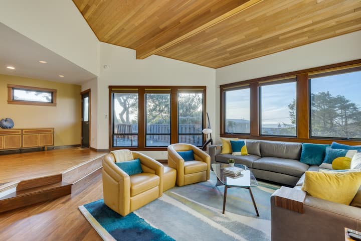 Half Block To Beach W/ Oceanview | The Shore Pine - Cannon Beach, OR