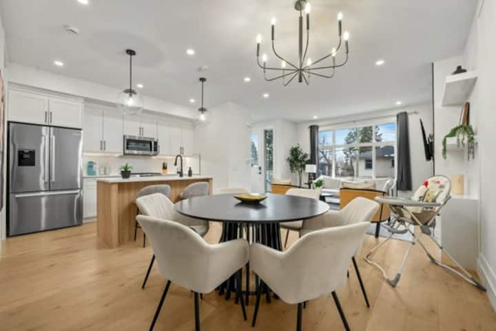 Chic Inner-city Townhome | Steps From Downtown - Calgary