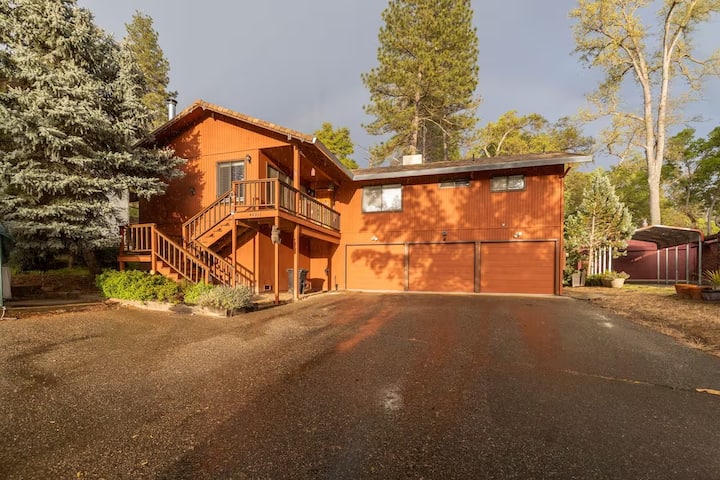 Cozy Yosemite Cabin W/ Hot Tub - Oakhurst, CA