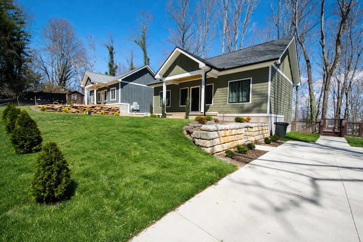 Modern Upper Retreat W/ Free Tix | Deck + 2 Suites - Hendersonville, NC