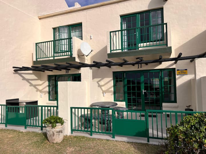 Executive 2-bedroom Apartment 11 - Port Alfred