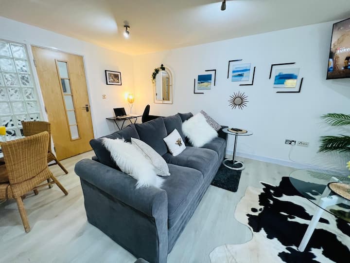 Stylish Flat Sleeps 6, 2 Bedroom - Free Parking - Tutbury Castle