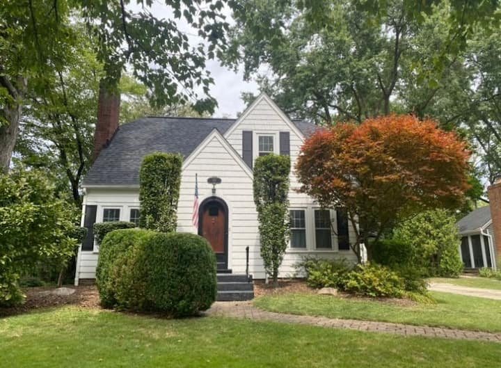 Western Reserve Cottage By Ursa - Aurora, OH