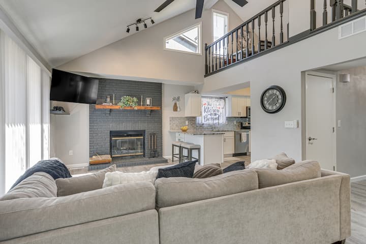 Renovated Townhome W/ Garage, 12 Mi To St Louis - Belleville, IL