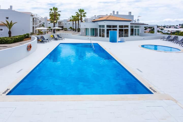 Bright & Peaceful 2br Retreat With Balcony & Pool - Carvoeiro