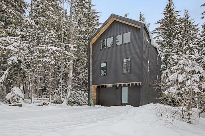 Modern Mountain Retreat W Grill, Beautiful Balcony - Mount Hood, OR