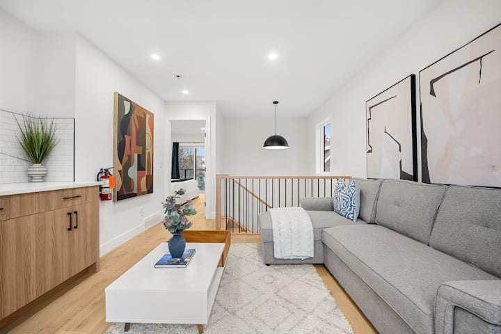Spacious Bankview Townhome | 4br, Garage & Patios - Calgary