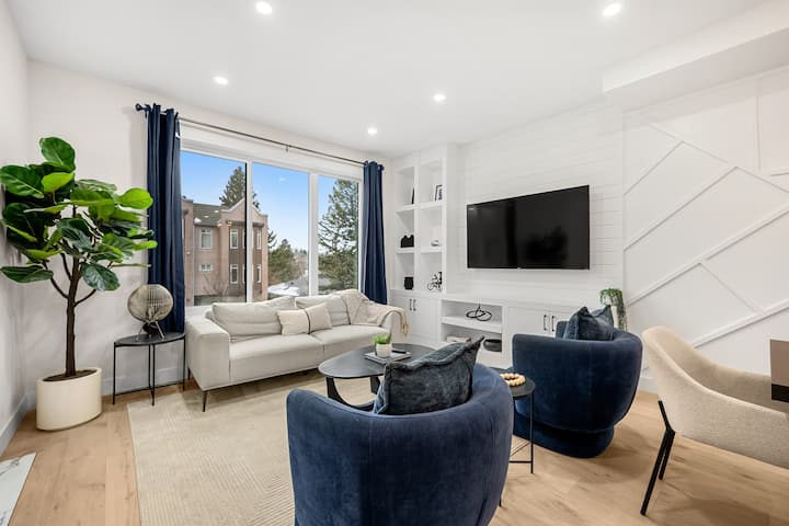 Spacious Bankview Townhome | 4br, Garage & Patios - Calgary