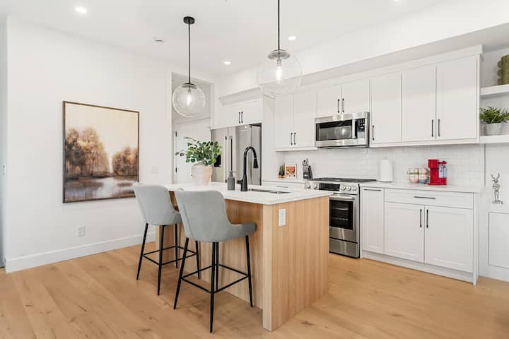 Urban Oasis In Bankview | 4br, Garage & City Views - Calgary