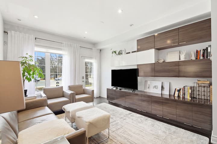 Bayview Townhouse | 2br + Parking - Toronto