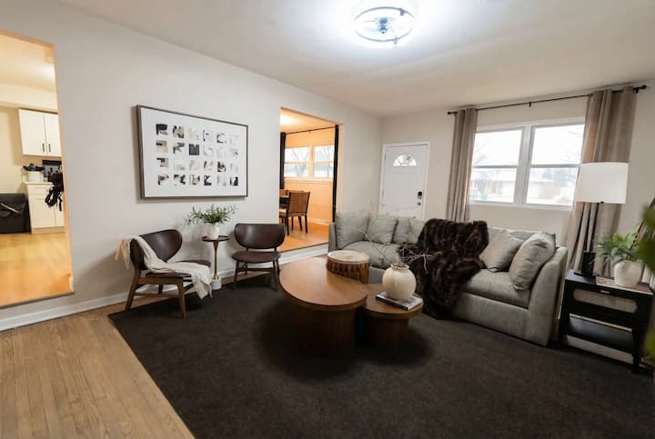 Comfortable 4br Getaway | Fenced Yard | Joliet Gem - Joliet, IL