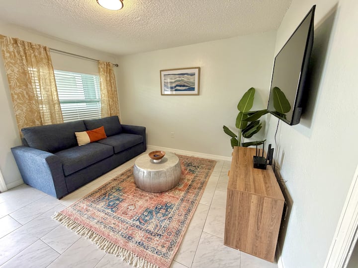 King Suite-full Kitchen W/d Near Airport & Dtwn -