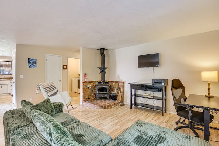 Creative Escape! Eagle's Nest Hideaway - Cottage Grove, OR