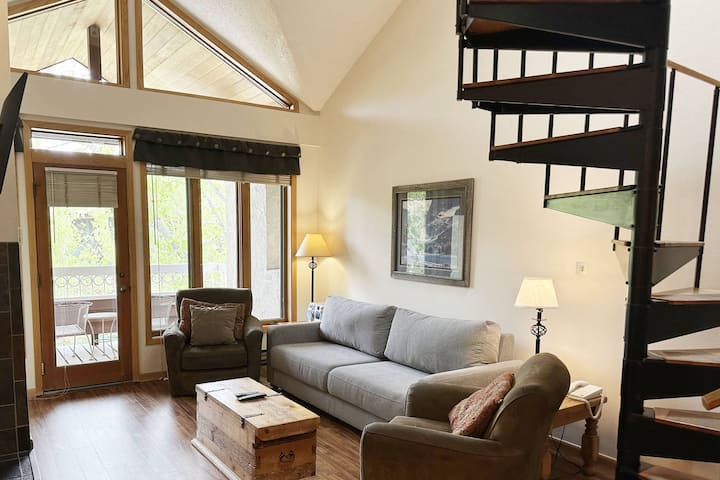 Walk To Ski Or Looping Town/ski Shuttle + Heated Pools-hot Tubs-gym-garage-gas Fireplace-updated - Colorado