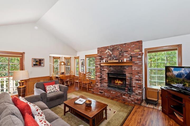 Big Tree Lodge: Ping Pong! Fireplace! Propane Bbq! - Big Bear, CA