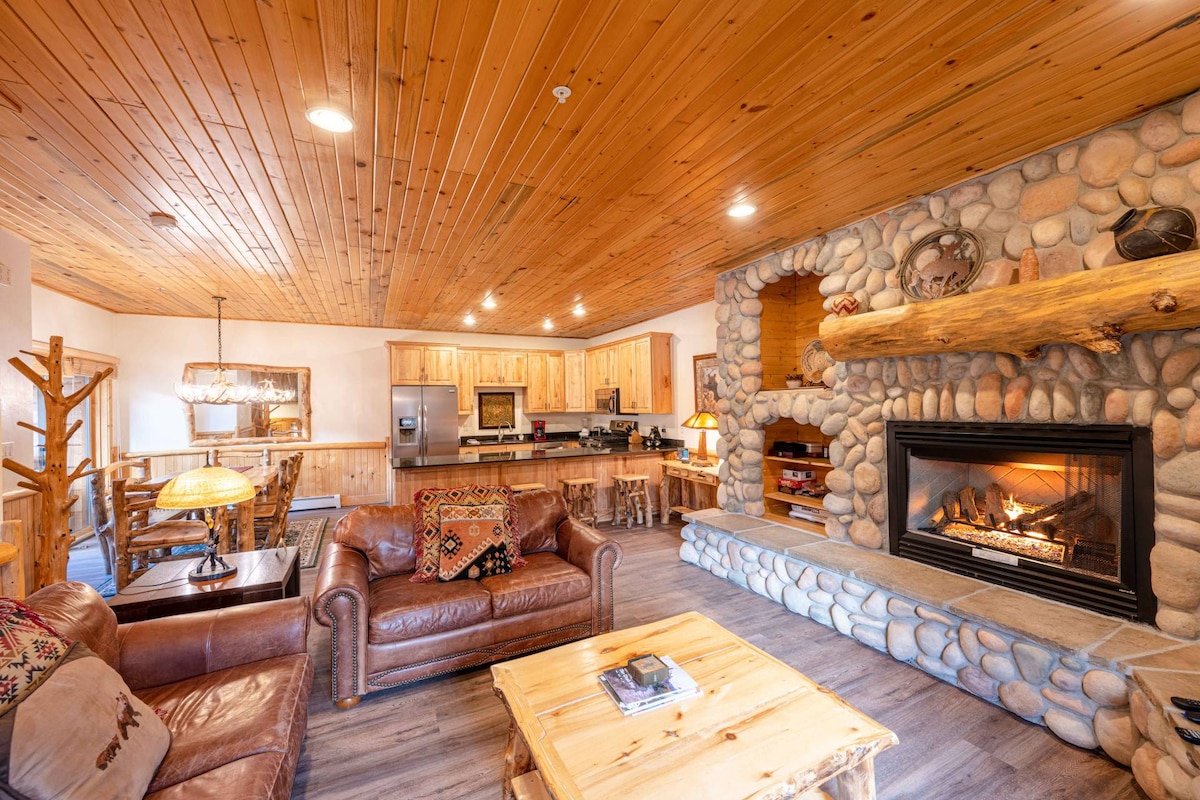 5 Mins to Skiing, Free Shuttle, Hot Tubs, Nintendo - Condominiums for ...
