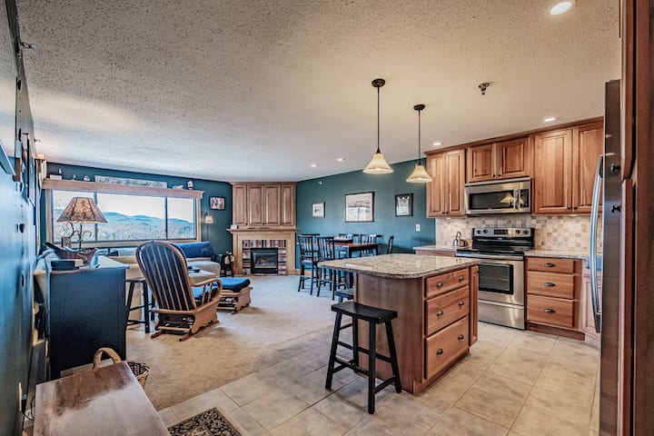 On Mountain Two Bedroom Unit Sleeping 6 With Air Conditioning! - Maine