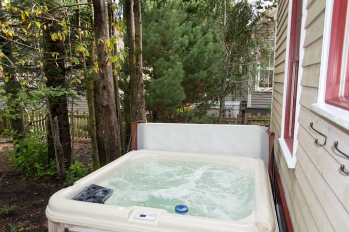 Seabrook Clamdigger Cottage | Hot Tub, Pets Ok 3br - Pacific Beach, WA