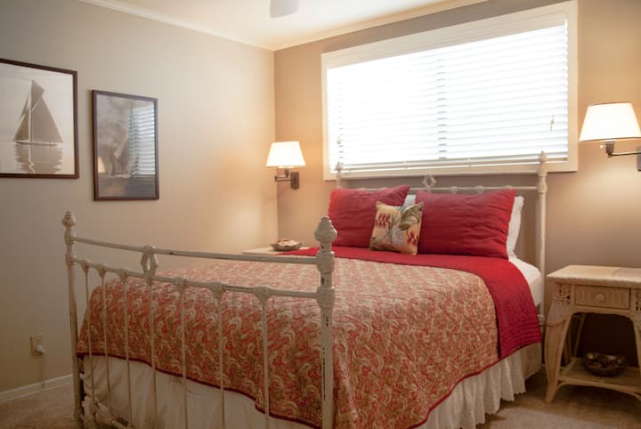 201 Ruby | Affordable Quaint Cottage Balboa Island - Laguna Beach, CA