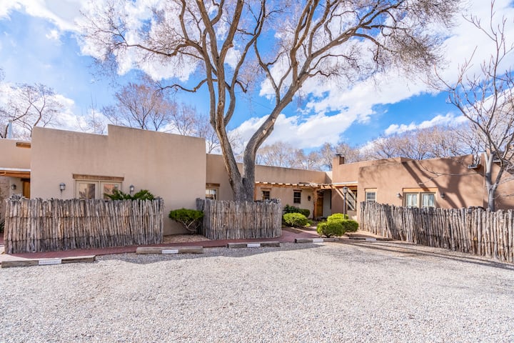Diez Senores Casita E | Spacious Downtown Getaway - Santa Fe, NM