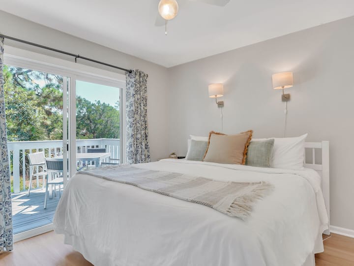 Great Tybee Stay With Heated Pool Access - Tybee Island, GA