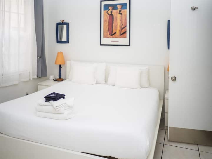 Spacious Beach Gem: Perfect For Couples & Groups - South Beach, FL