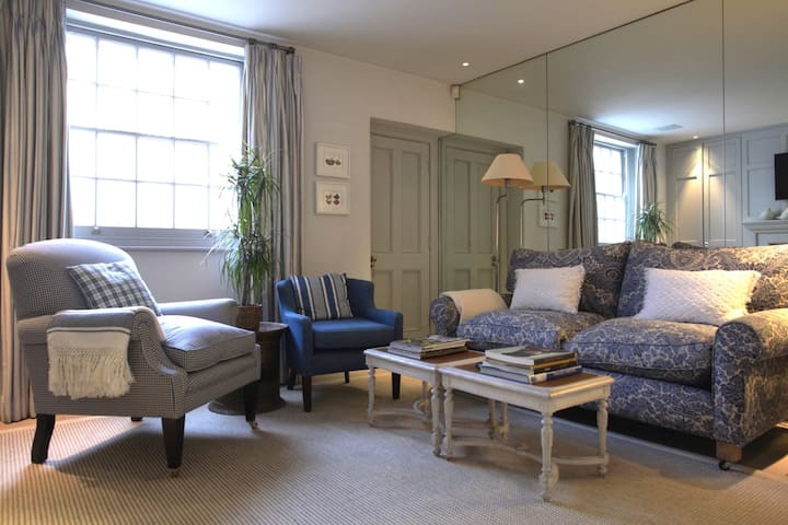 3 Bed Chelsea Townhouse Near Harrods & Kings Road - London