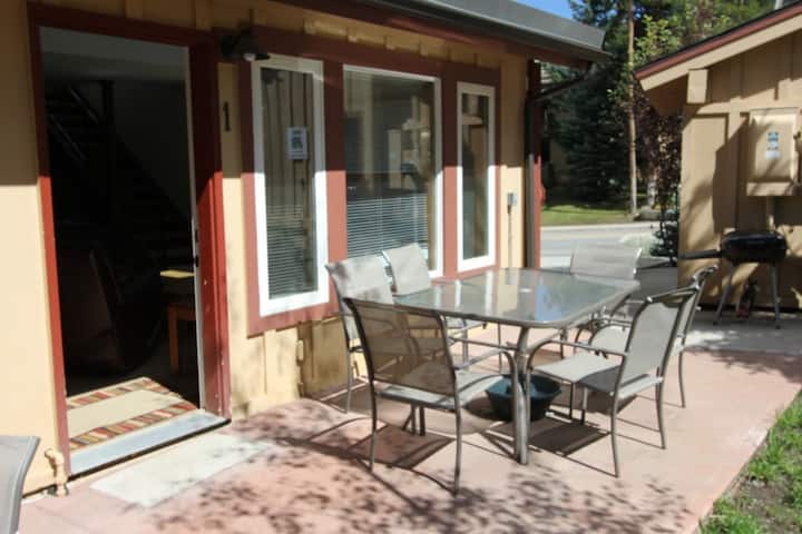 Ideal Spot + 7th Nt Free! 1 Block To Town, Pool-hot Tub, On Trail, Patio W/table + Bbq, Free Shuttle - Breckenridge, CO